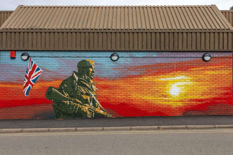 Mural of iconic Falklands picture unveiled at Commando training centre