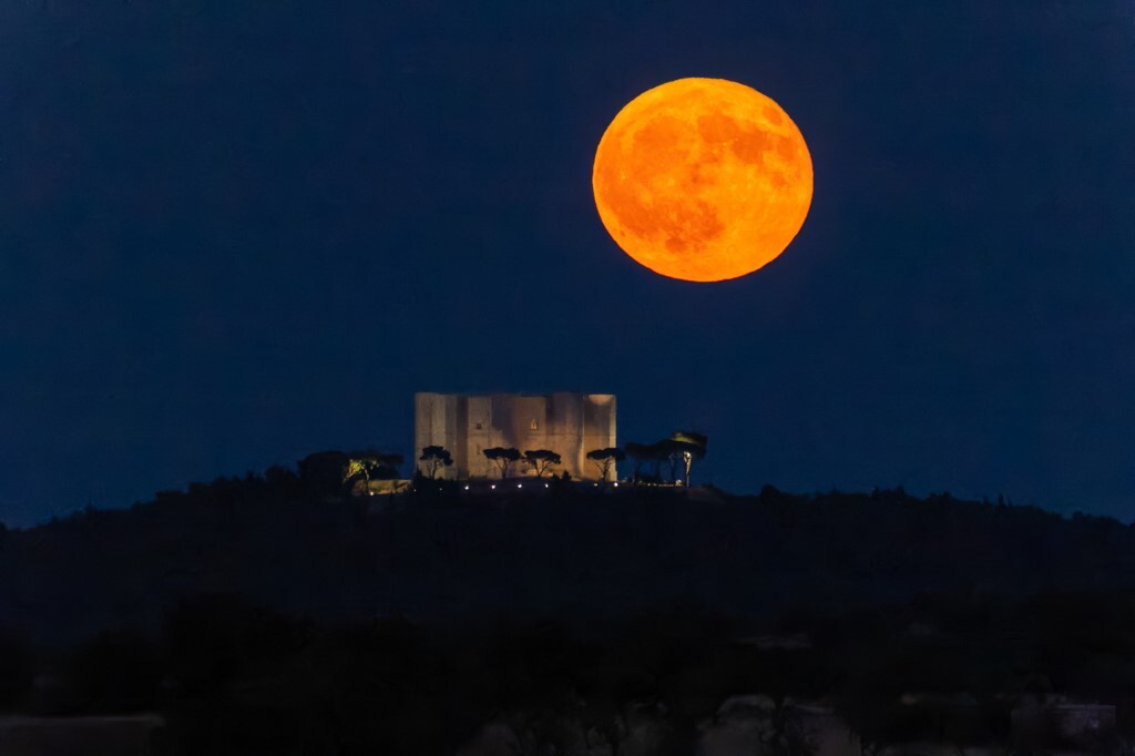 Castel del Monte e la luna piena. La BBC, "Andria tra gli 8 luoghi ...