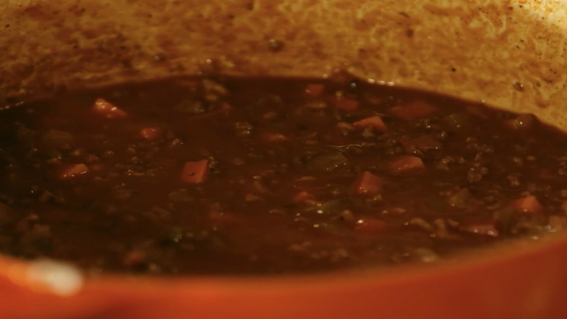 Ragu à bolonhesa clássico com pancetta e vinho tinto