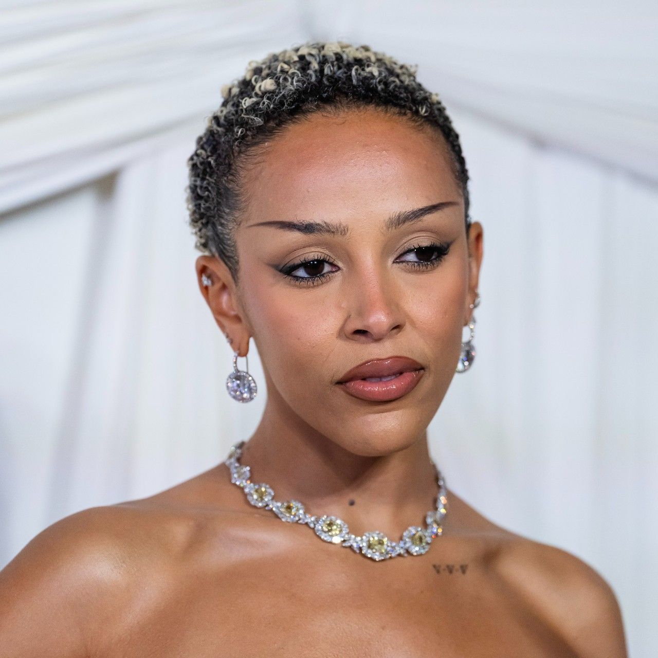 Doja Cat's Platinum Blonde Mullet Is the Retro Haircut of My Dreams