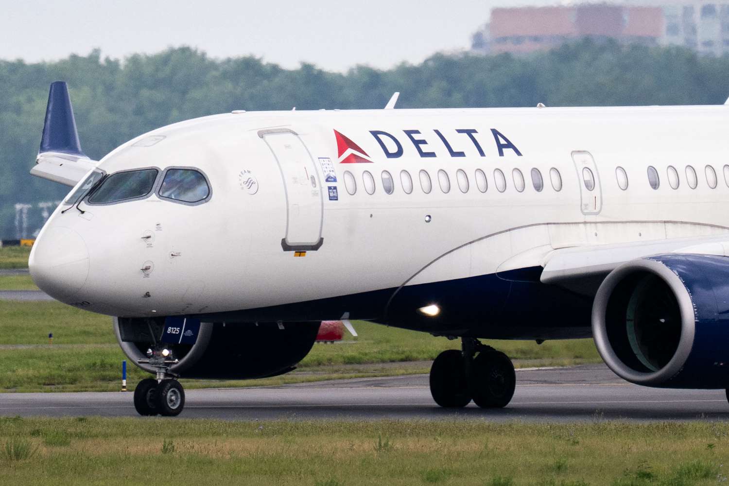 Delta Plane Carrying 192 Passengers Clips Another Aircraft at Atlanta ...