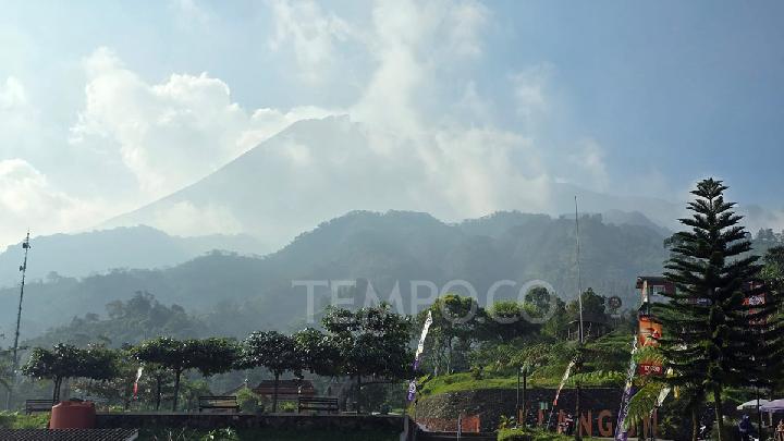 Gunung Merapi lontarkan awan panas, status masih siaga