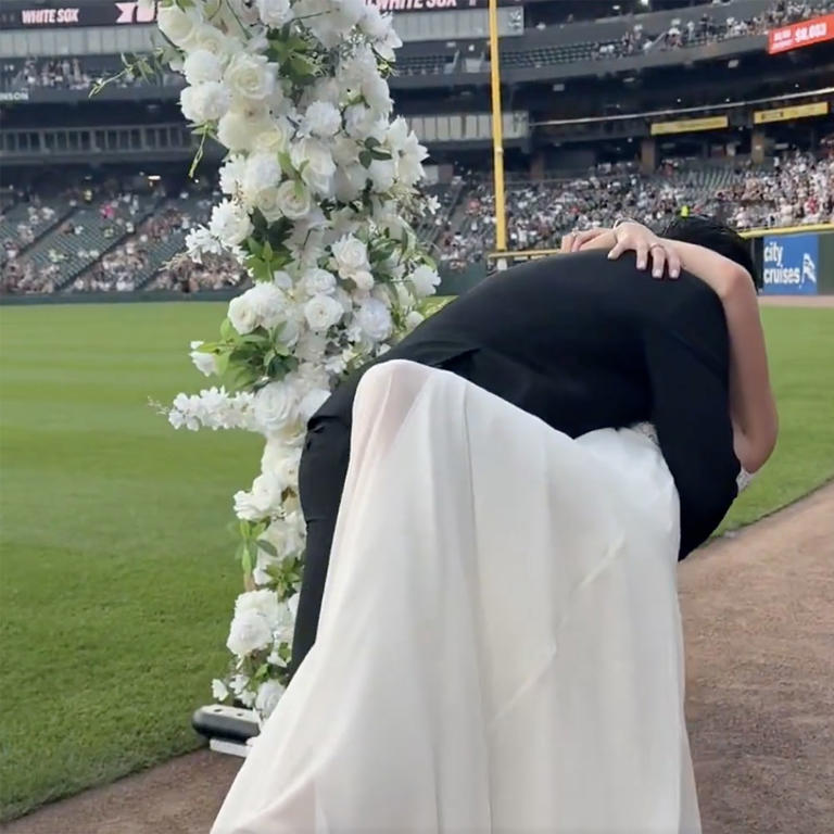 White Sox game features 60-second wedding ceremony between innings