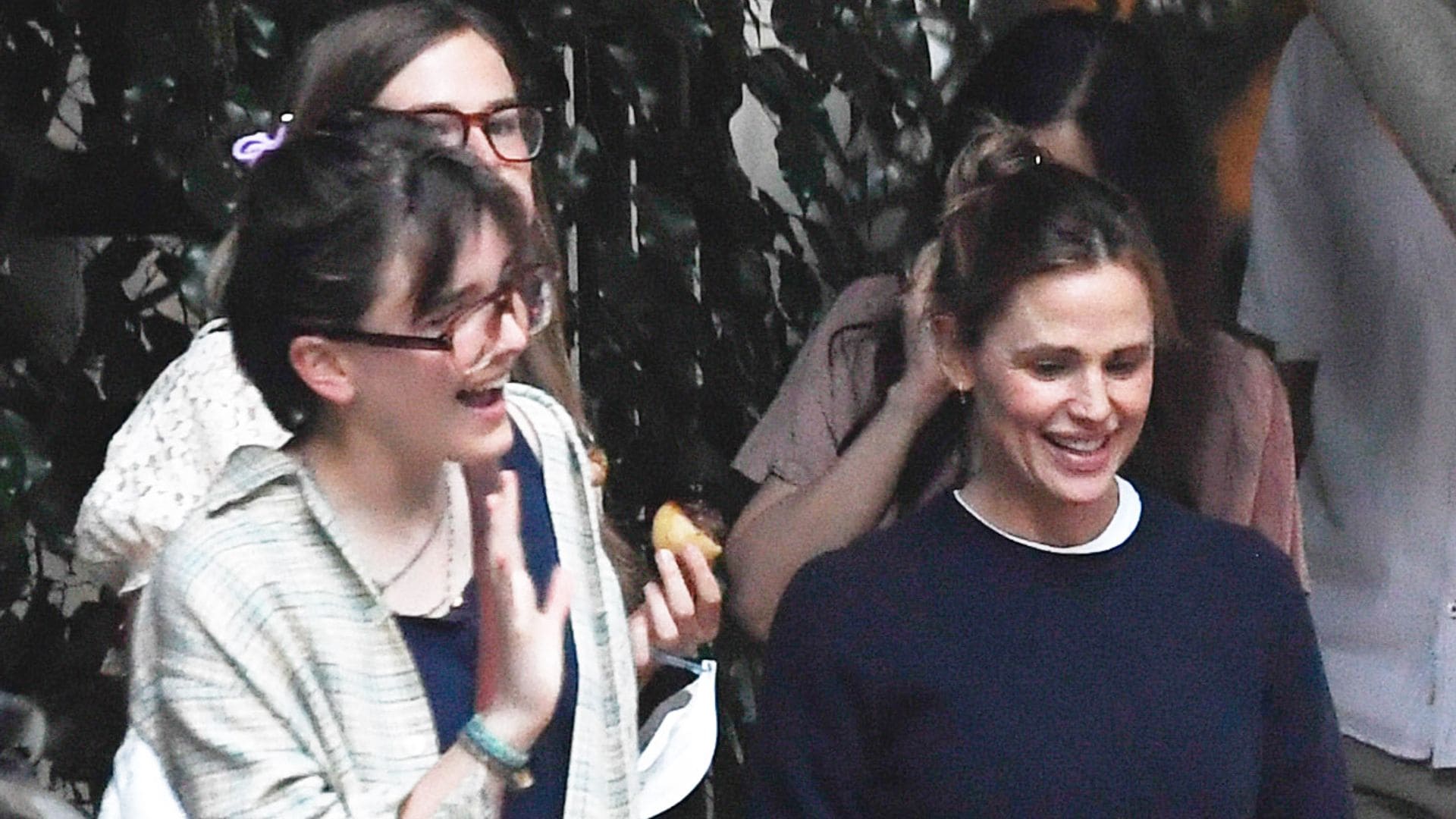 Jennifer Garner and Violet Affleck turn driving lessons into a family ...