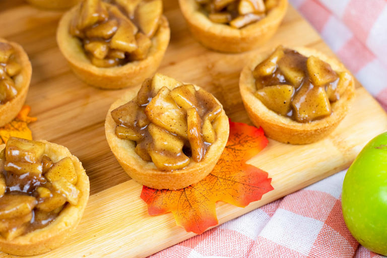 Apple crisp cookie cups