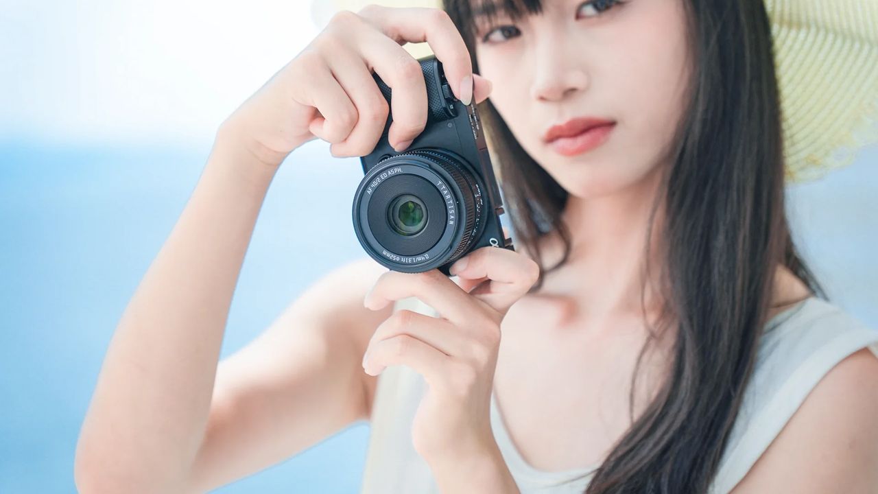 This new compact travel prime lens is built with metal – and it still ...