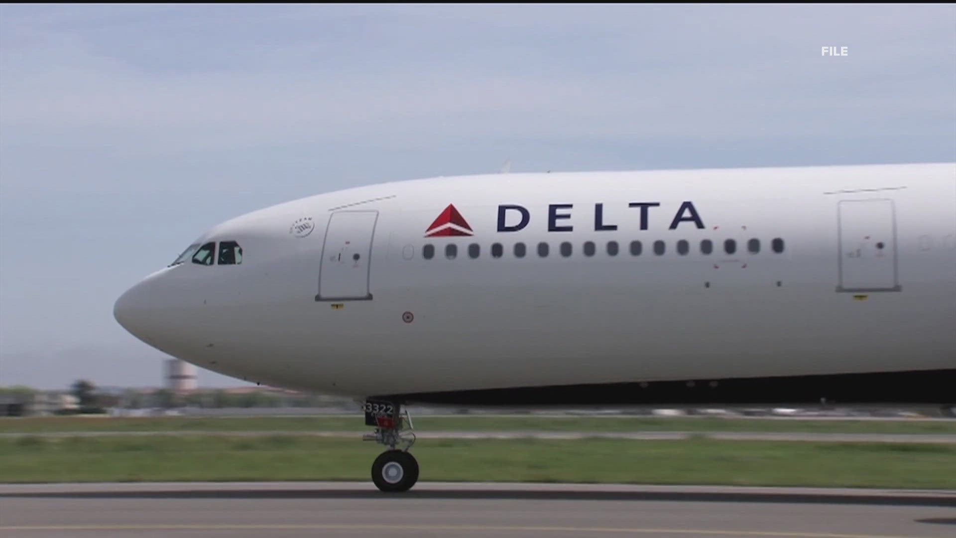 Passenger tries to breach Delta cockpit on flight traveling to Atlanta