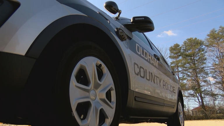 1 dead after crashing into tree in Oldham County