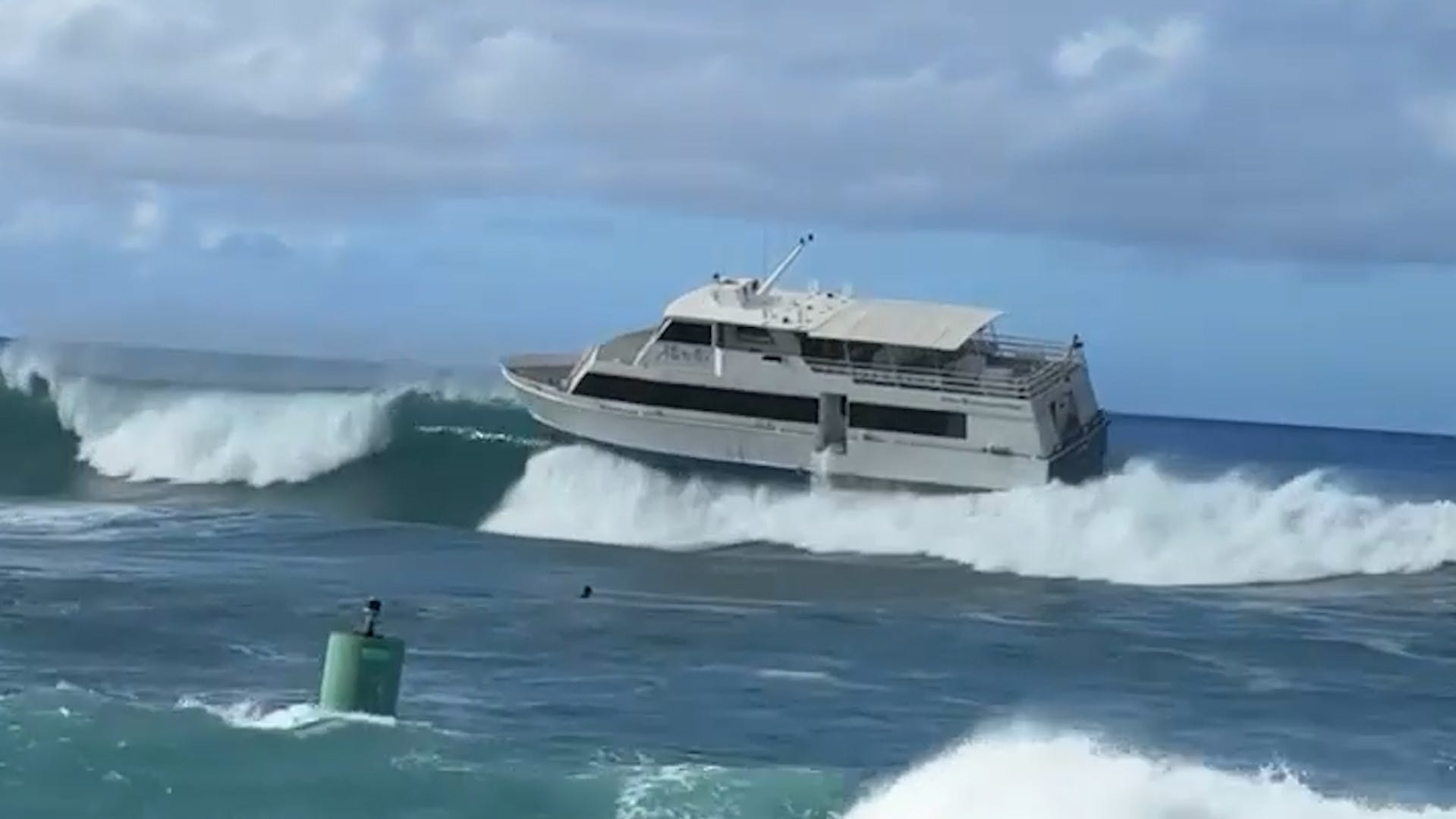 Passenger vessel runs aground in Honolulu after battling large waves ...