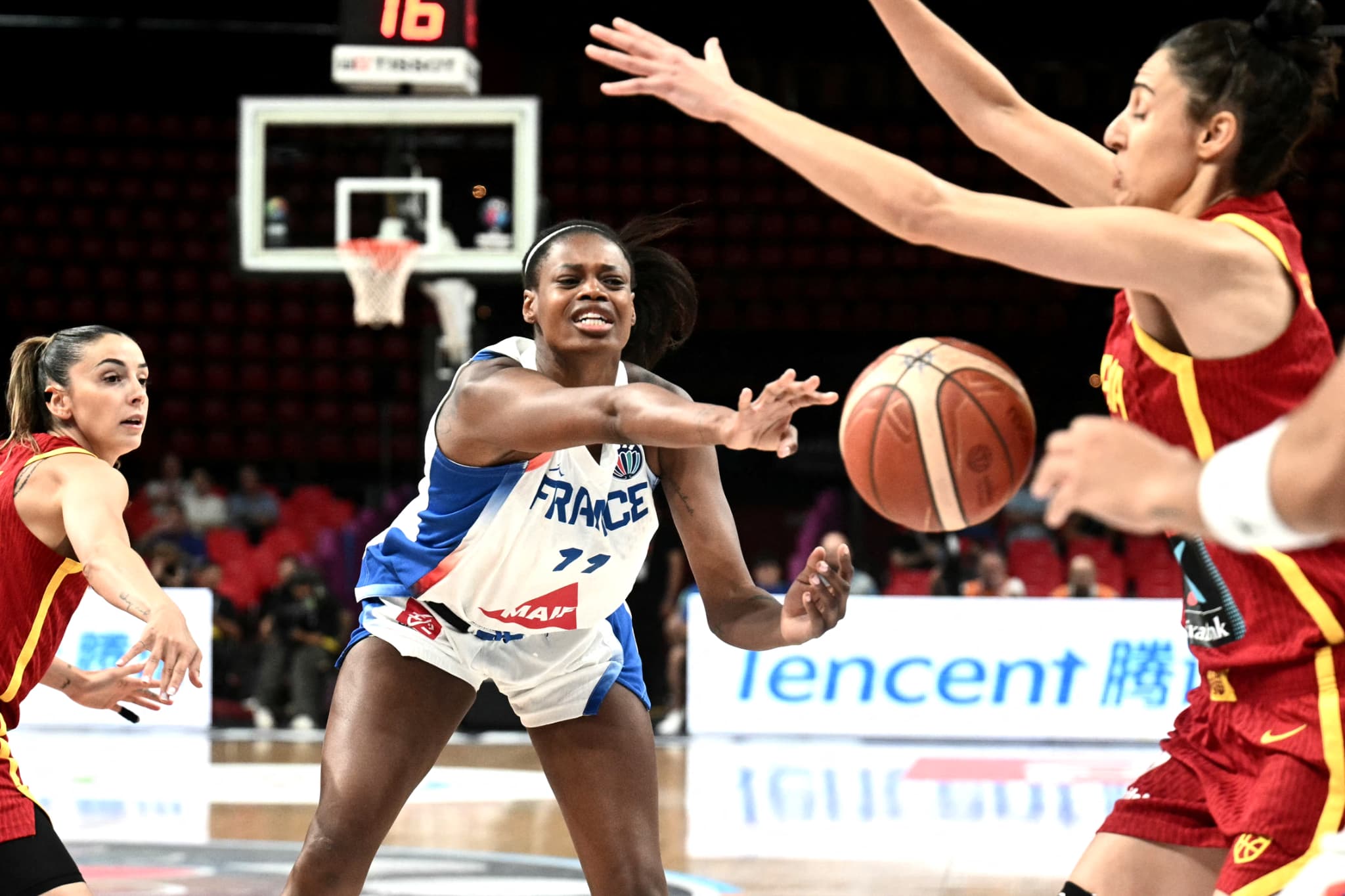 "Un héritage qui n'en est pas vraiment un", Valériane Ayayi exprime son ...