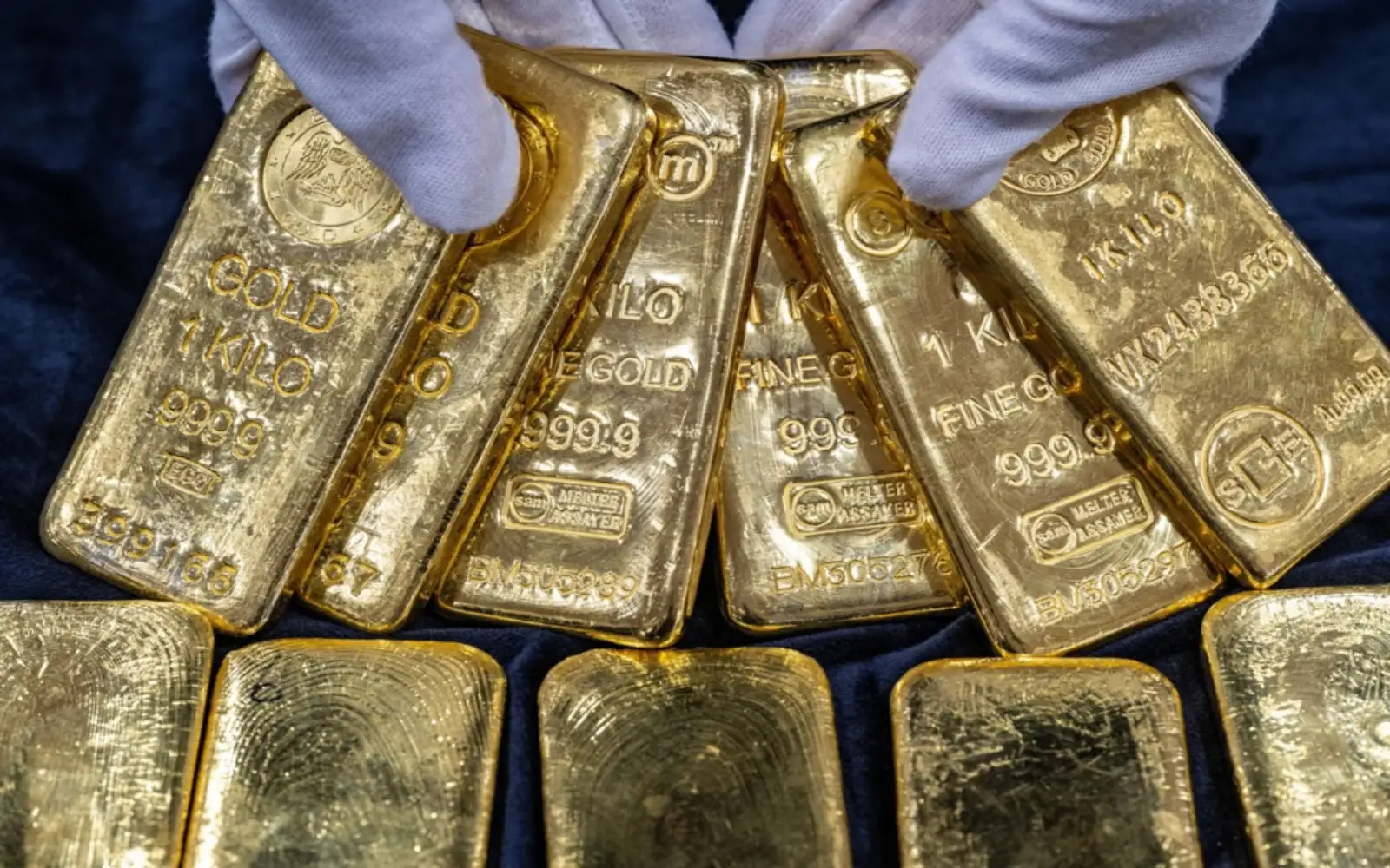 Gold extends biggest fall in over a decade as rally snaps back
