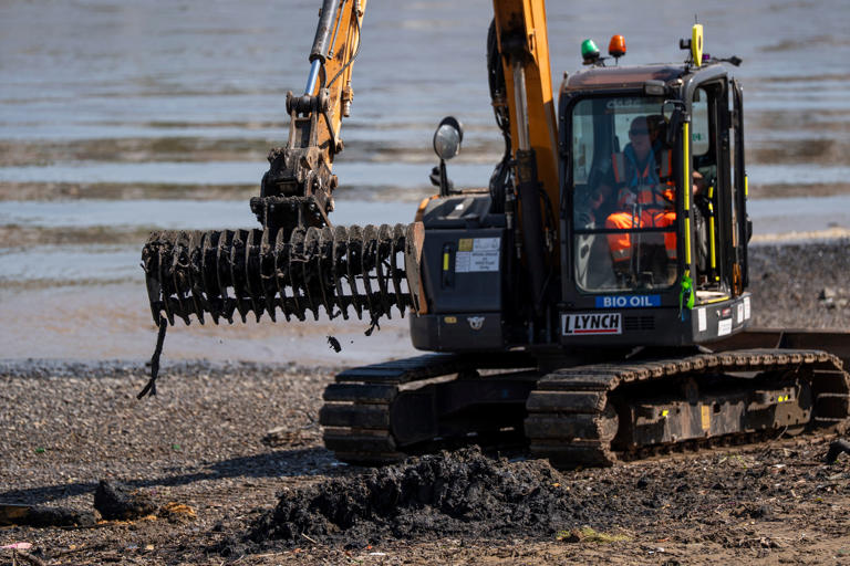 Footage shows diggers removing ‘disgusting’ island of wet wipes from Thames