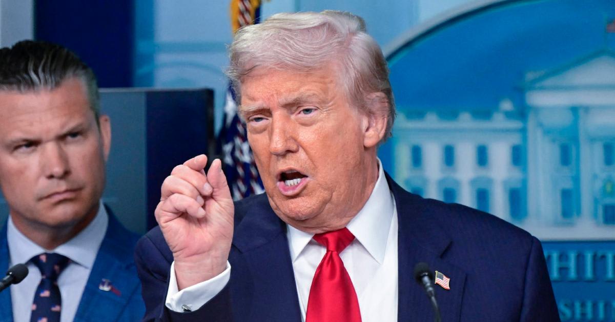 'Jealous' Donald Trump Slammed for Moving Barack Obama's Portrait Into ...