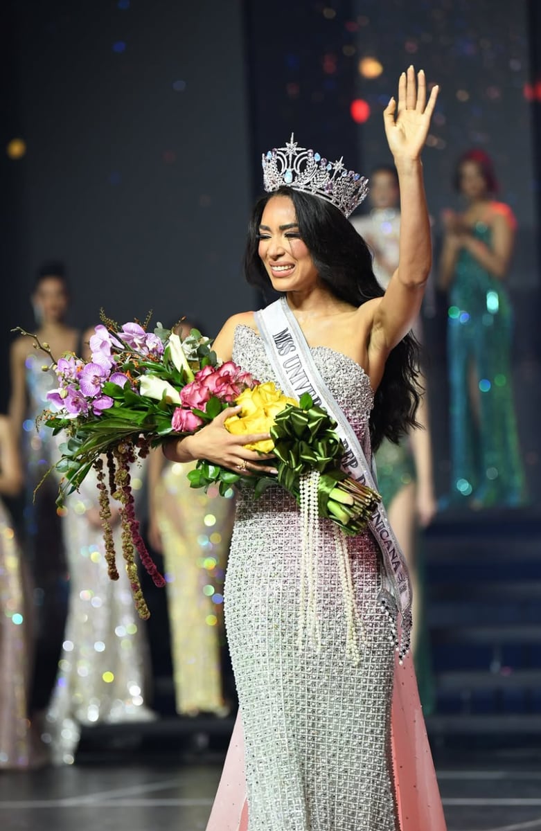 Victoria Kjaer crowns Jennifer Ventura as Miss Dominican Republic ...