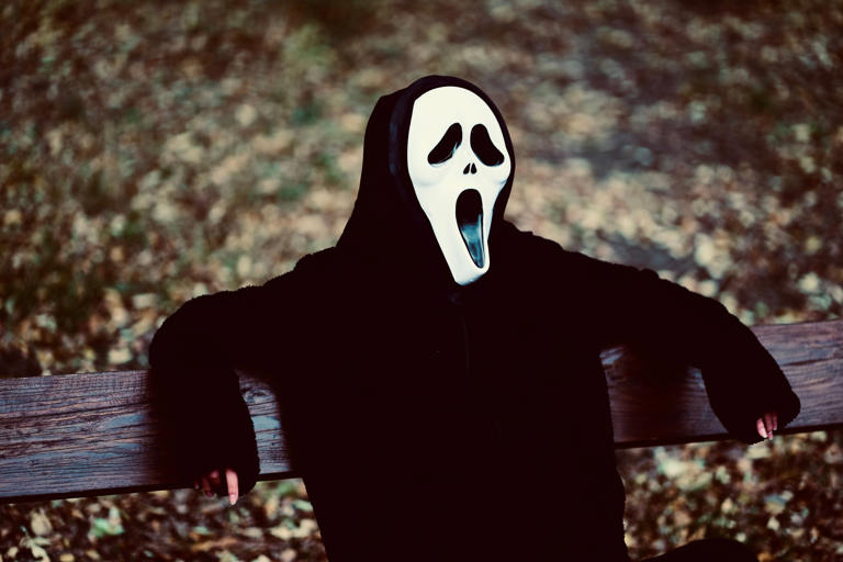 Alison Brie thinks the 'Scream' movies need to start killing important ...