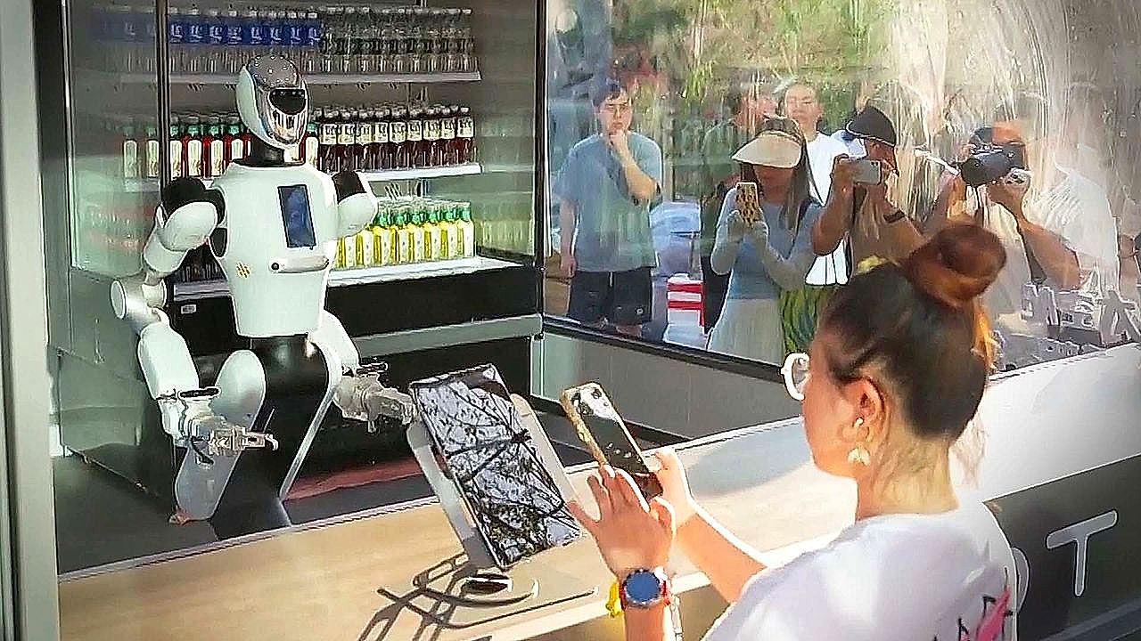 World's first fully robot-operated retail cabin opens in Beijing
