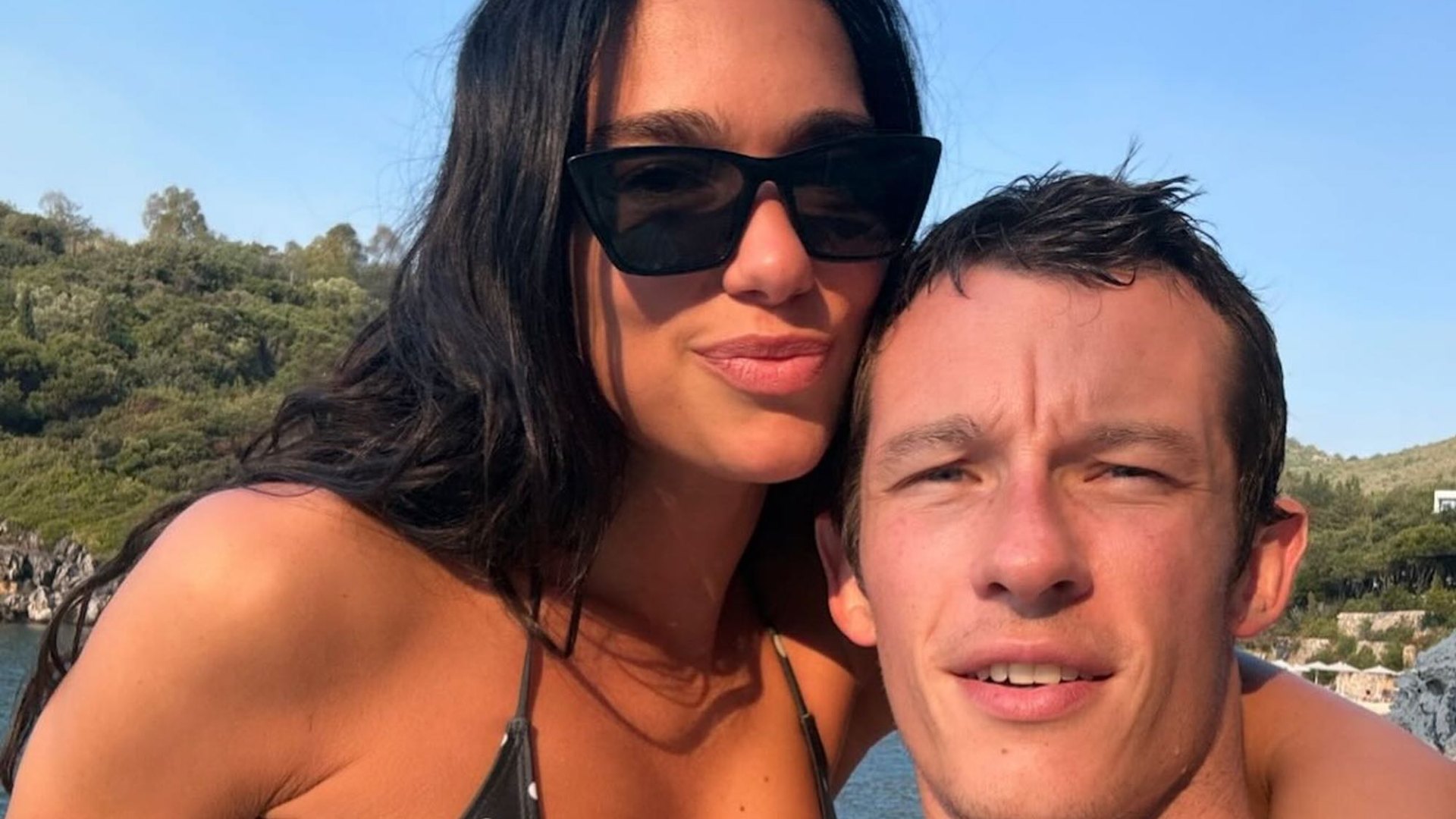 Dua Lipa luce preciosa en bikini de lunares en un día de playa con ...