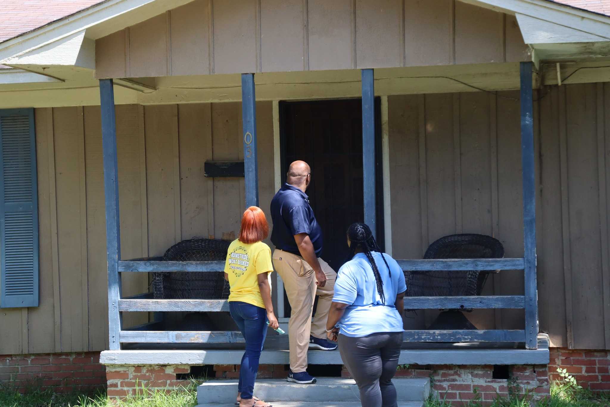 Peeples Middle School leaders canvass neighborhoods to curb absenteeism