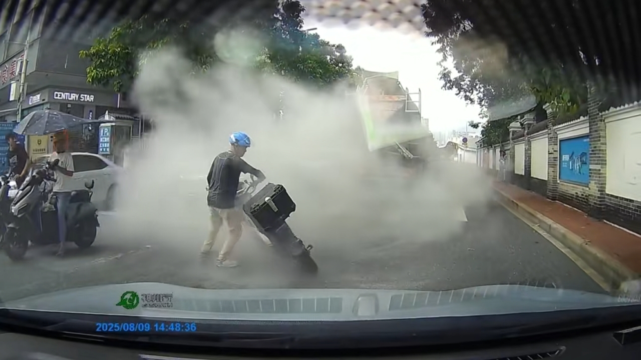 Truck emits strong exhaust fumes startling rider in Guangxi, China