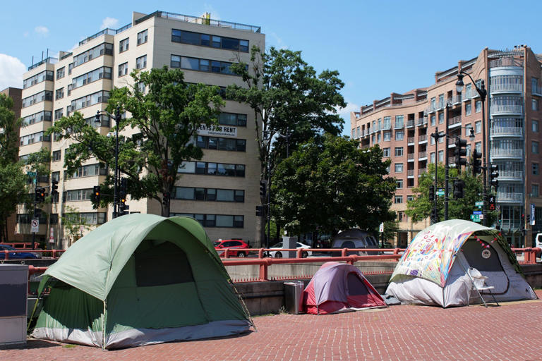 Trump sends in military to reclaim Washington streets