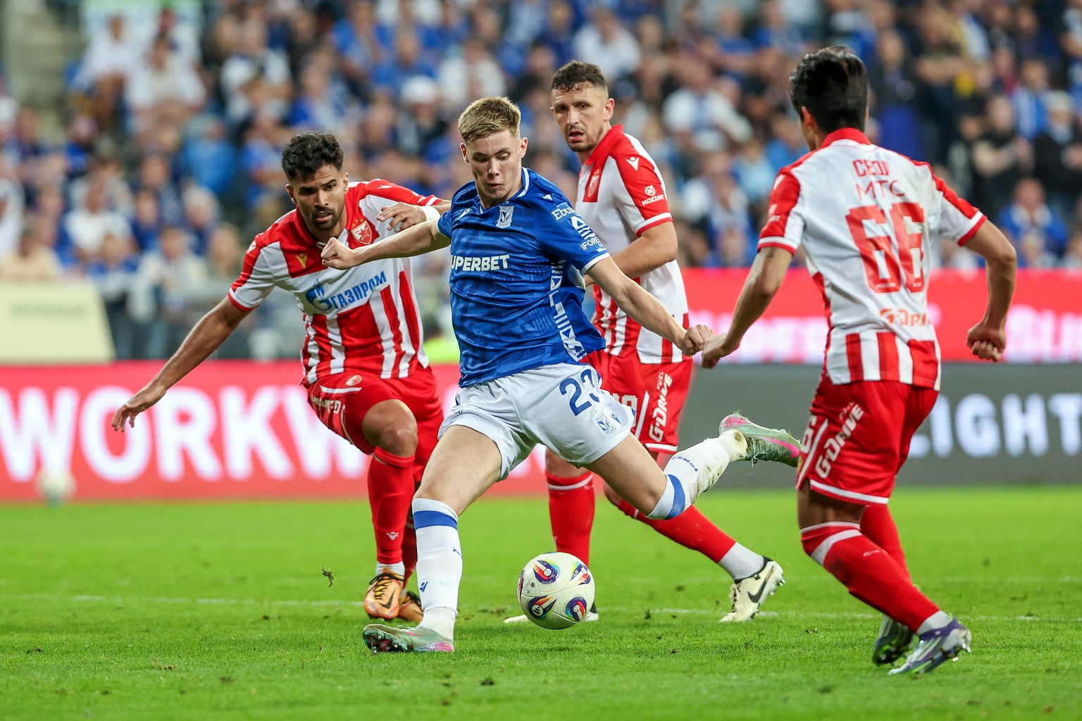 O której Lech gra mecz z Crveną? Gdzie oglądać? [TRANSMISJA, STREAM]