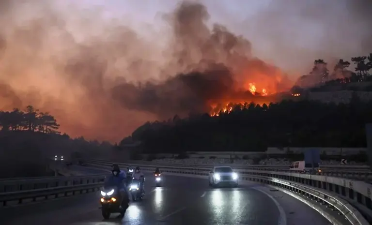 Τουρκία: Μαζική εκκένωση στο Τσανάκαλε λόγω πυρκαγιάς, καήκαν σπίτια ΒΙΝΤΕΟ