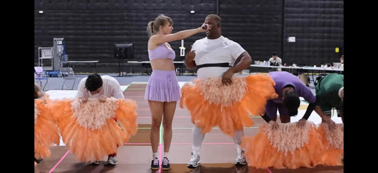 Taylor Swift Explains Her ‘Luxurious’ Album Art Plans for ‘Life of a ...