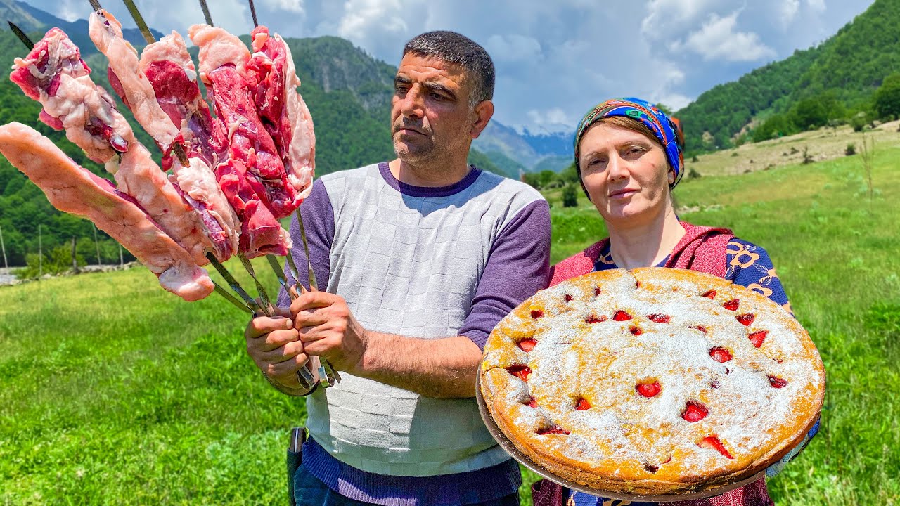 A perfect outdoor feast – lamb kebab & strawberry pie