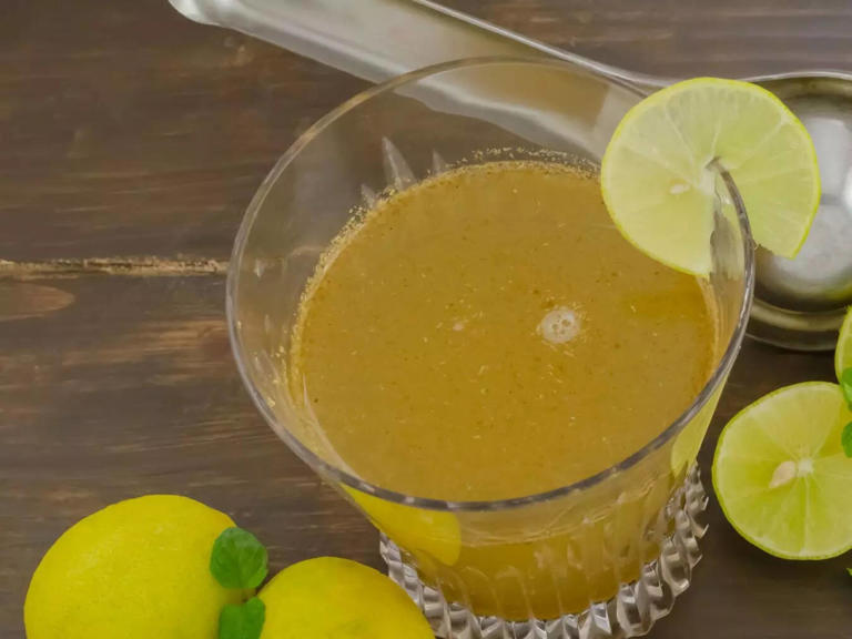 Why should you add a pinch of black pepper to lemon water