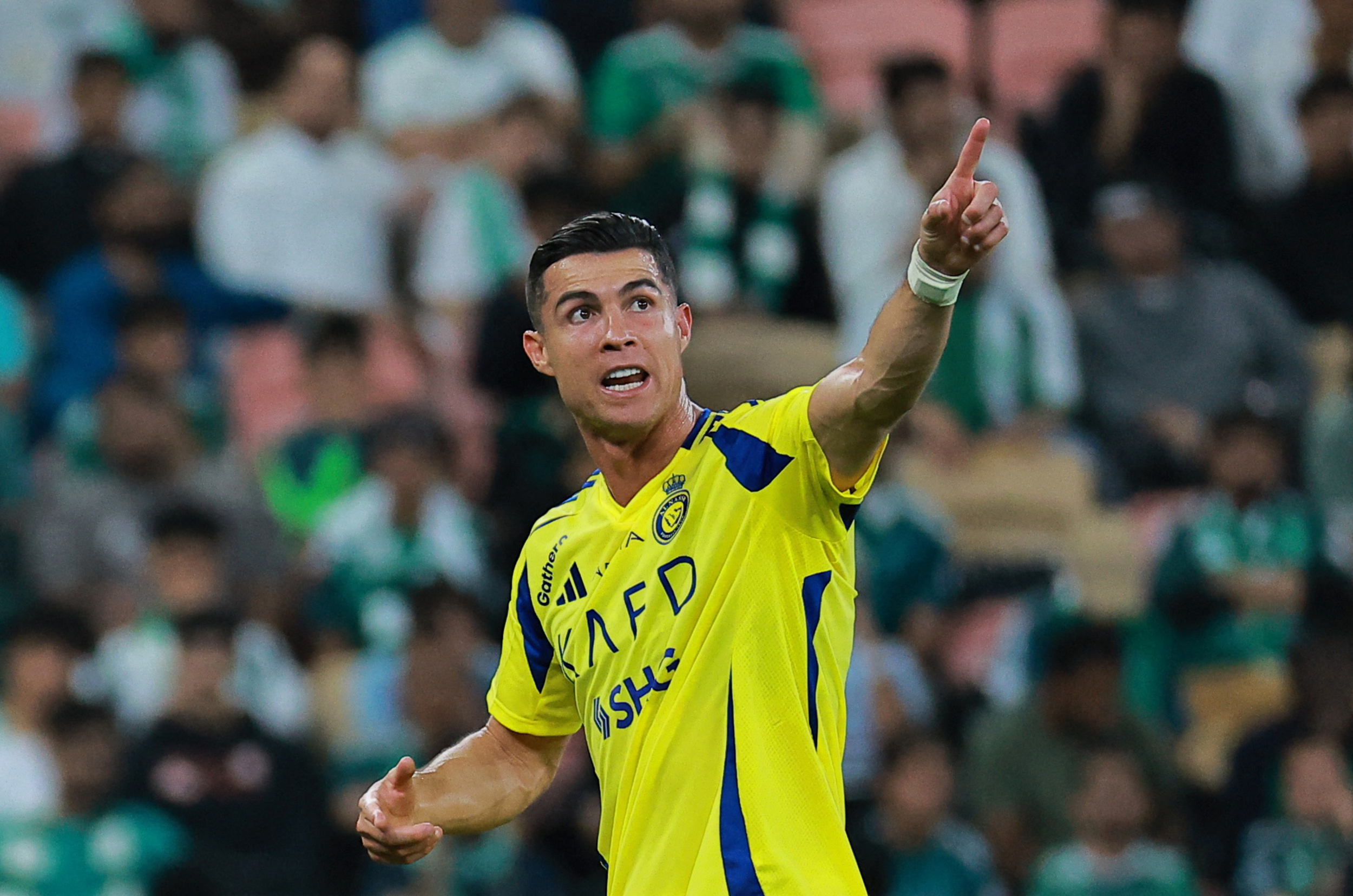 Cristiano Ronaldo proposes to girlfriend with ridiculously large ring