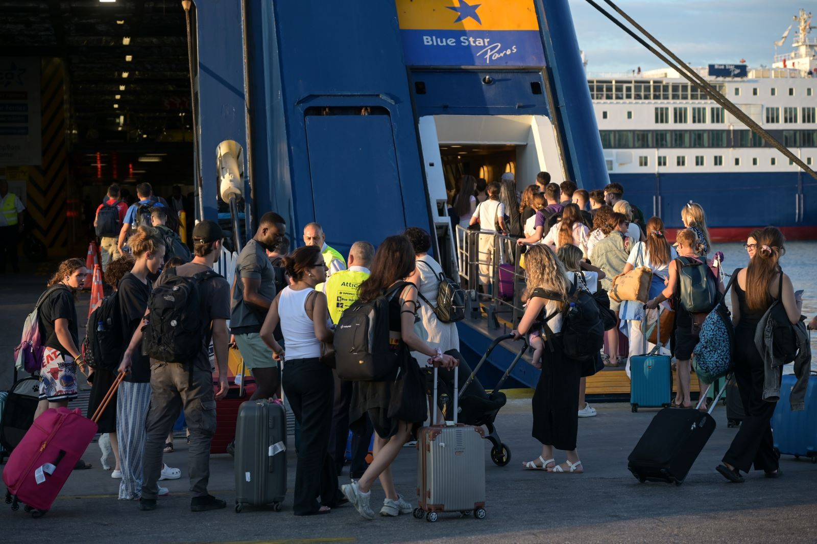 Γιατί το ΠΑΣΟΚ κατηγορεί την κυβέρνηση ότι "εξαφάνισε το καλοκαίρι"