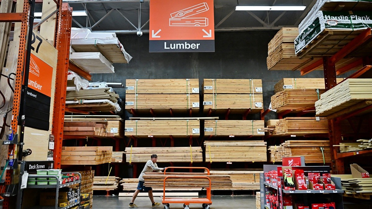 Who is affected by Trump's lumber tariffs?