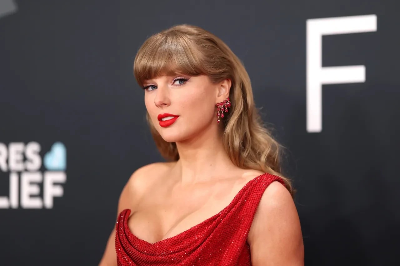 Taylor Swift Drops Surprise Album Reveal On Travis Kelce’s Podcast: Boost Loading For Universal ...