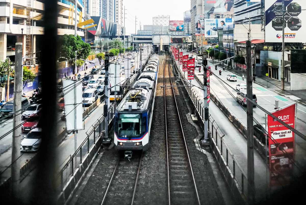DOTr, MMDA to clear walkways near MRT-3 Taft station
