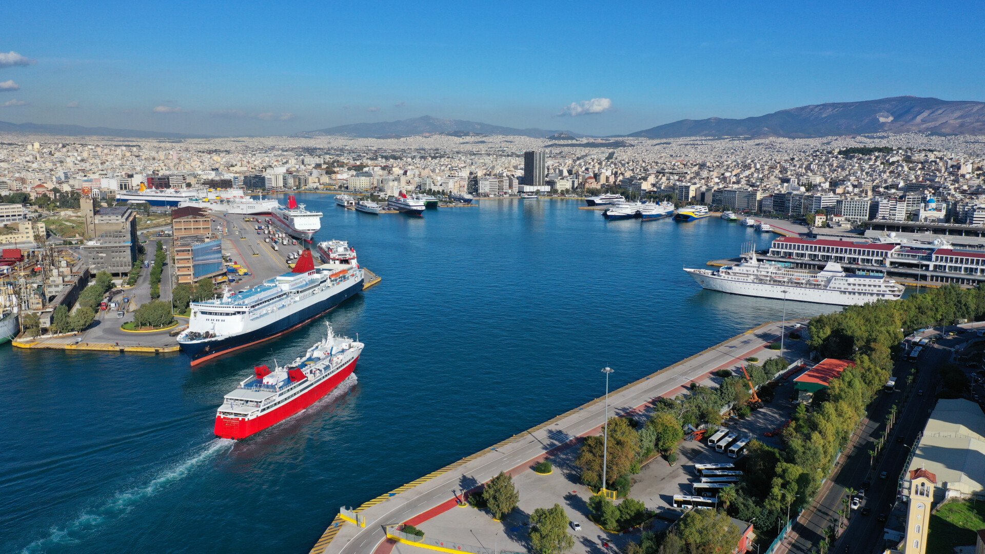 Συγκέντρωση στο λιμάνι του Πειραιά ενάντια στην άφιξη κρουαζιερόπλοιου ...