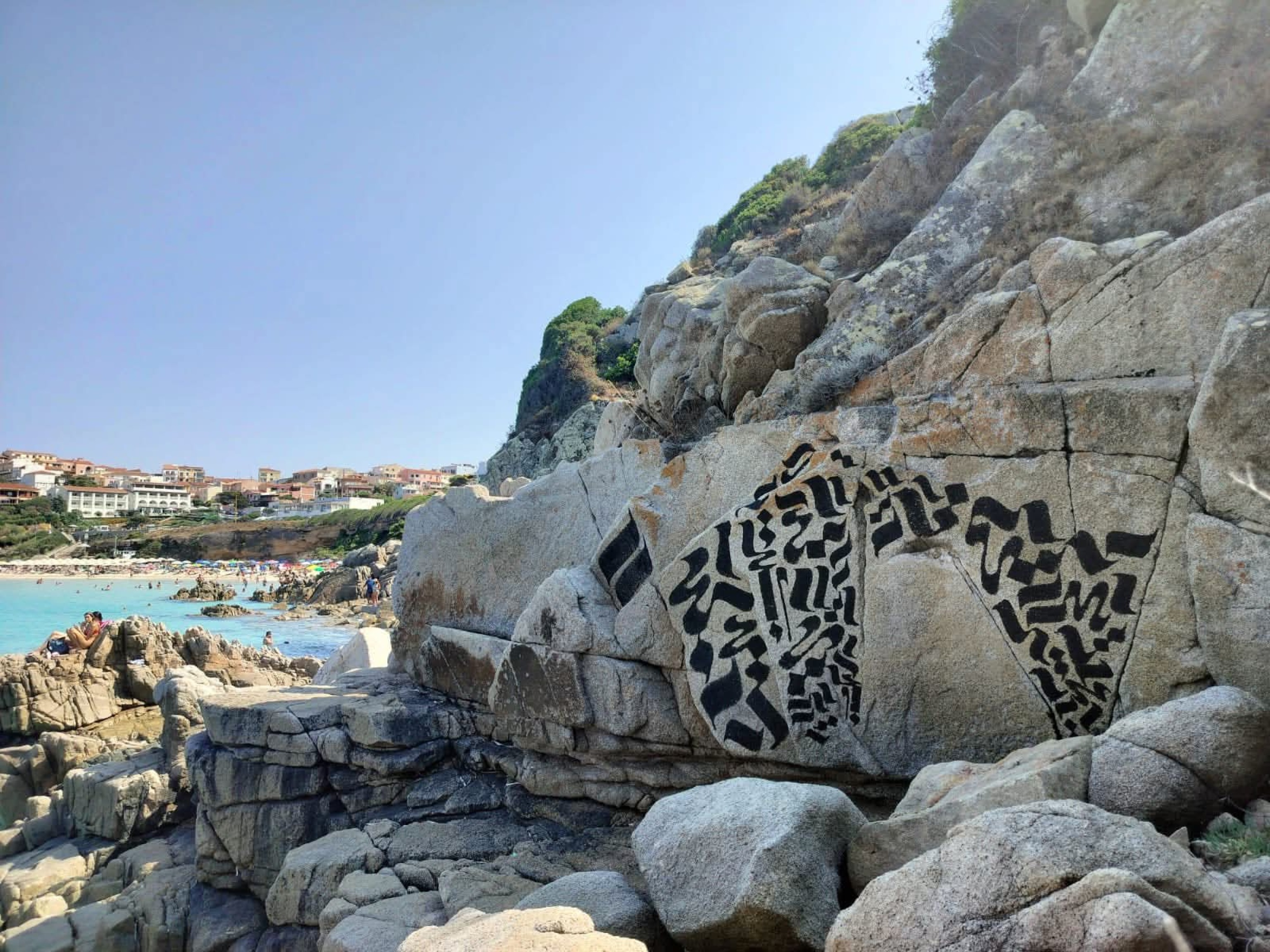 Le rocce di Santa Teresa Gallura deturpate dai writer