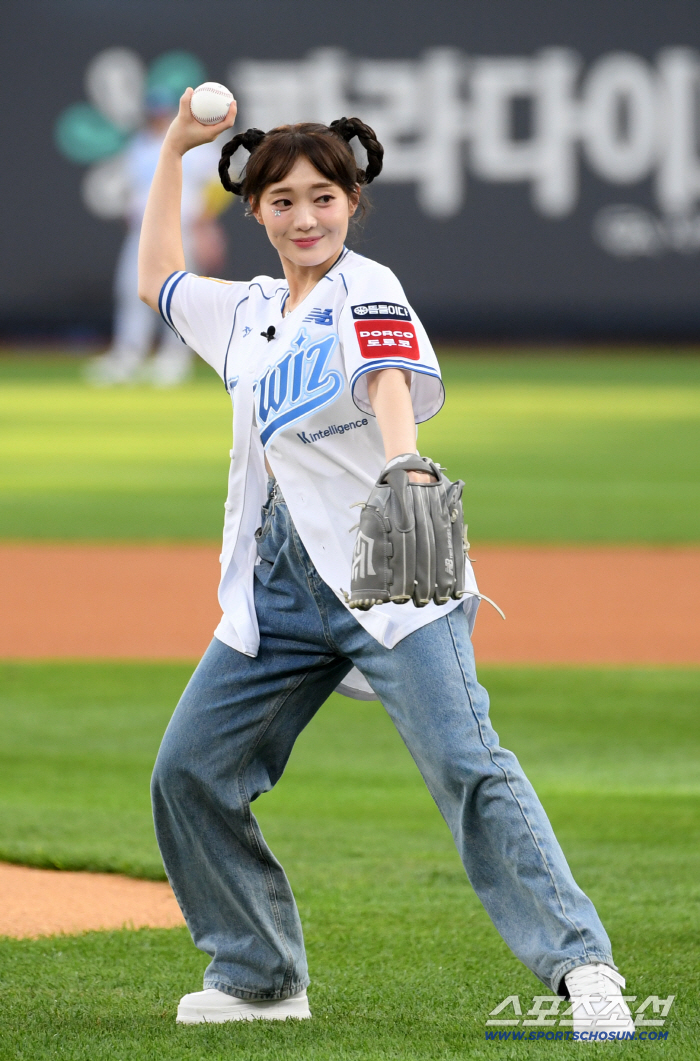 Comedian Na Hyun Young's powerful first pitch