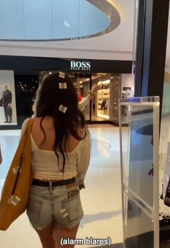 They Thought She Stole Something – Hilarious Security Tag Prank