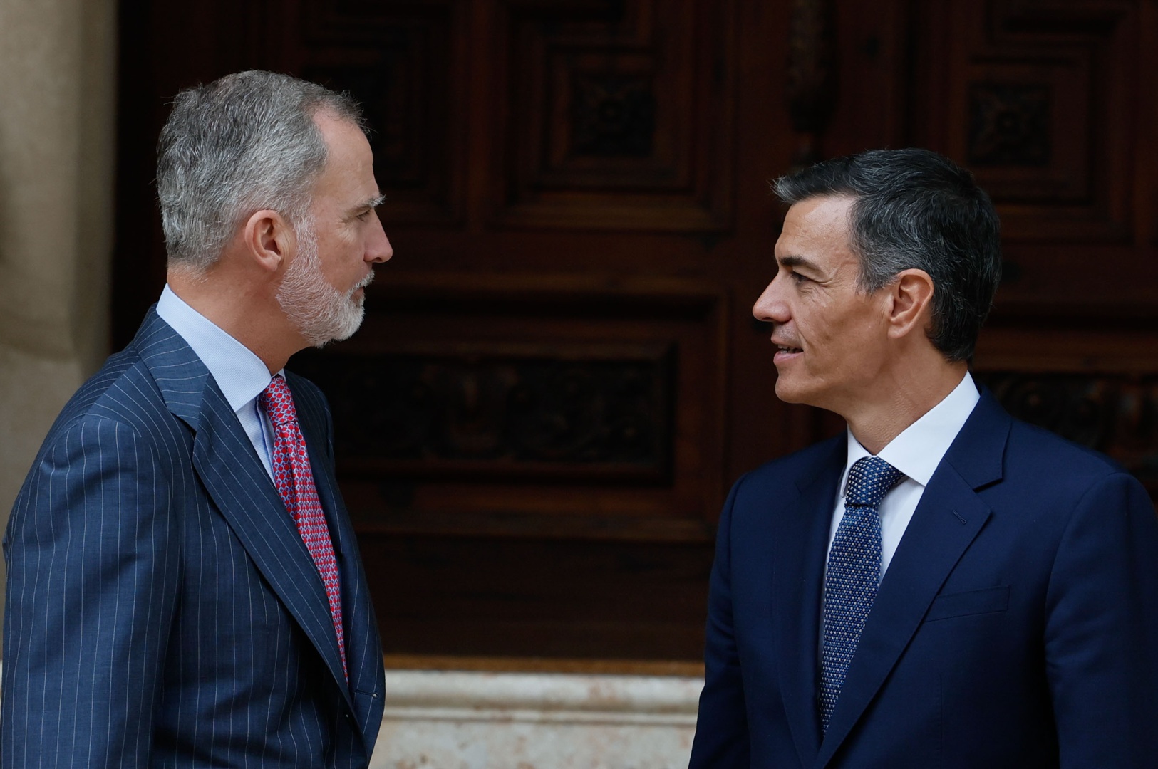 El rey, en contacto permanente con el Gobierno para conocer la evolución de los incendios