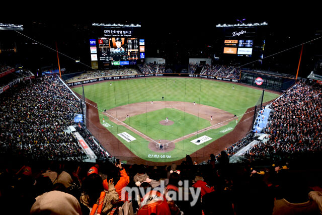 '매진-매진, 미쳤다' 화요일에도 완판, 한화가 KBO 매진 기록 바꾼다…47회 최다 타이, 홈 90만명 돌파 임박 [MD대전]