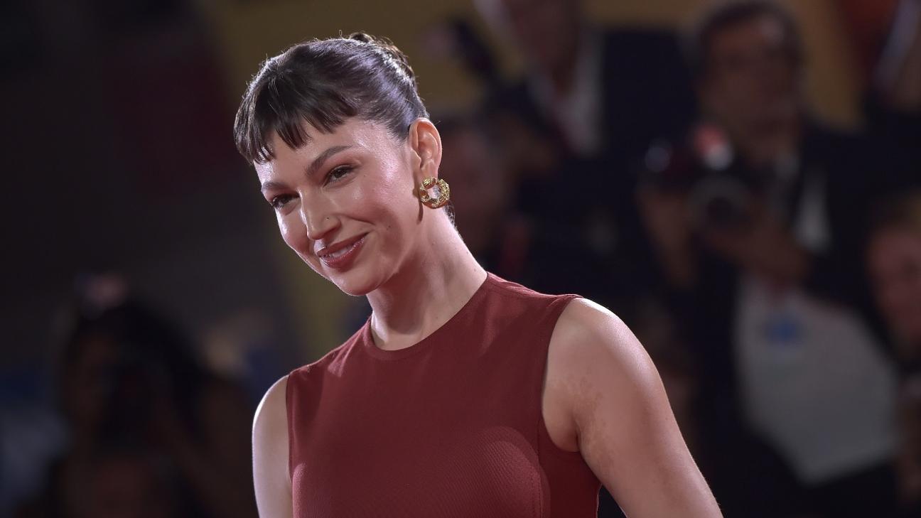 Ούρσουλα Κορμπερό: Η Ισπανίδα ηθοποιός και fashion icon που ακολουθεί ...