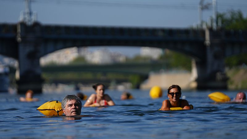 Public swimming in Seine proves popular in French capital