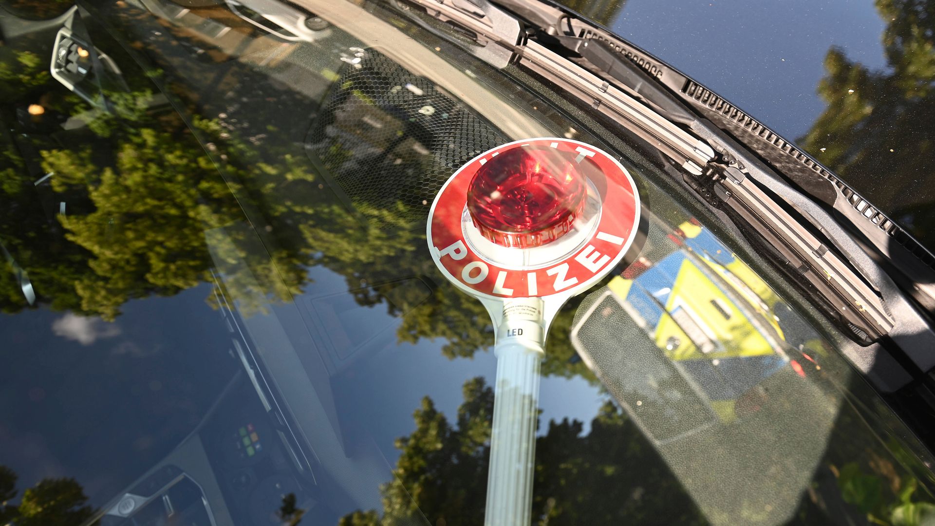 Hamburg: Zivilfahnder an Tankstelle bestohlen