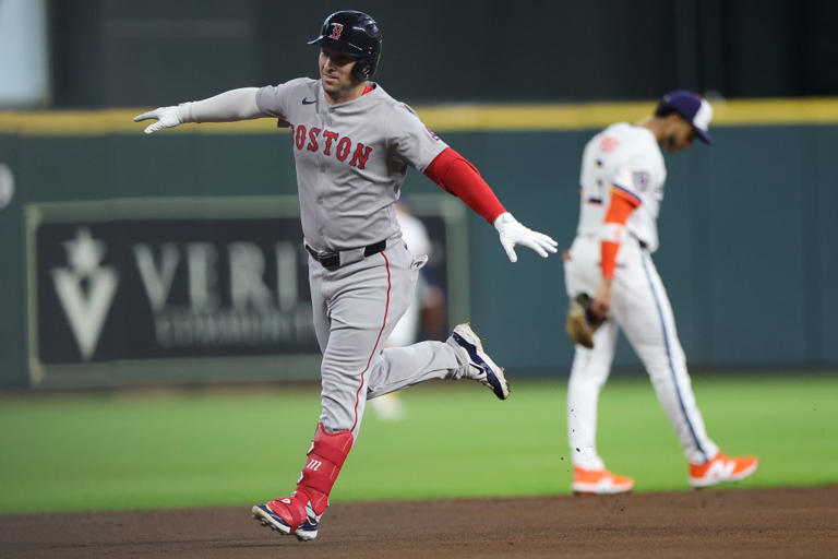 Astros fans turn on Alex Bregman in Houston return with Red Sox