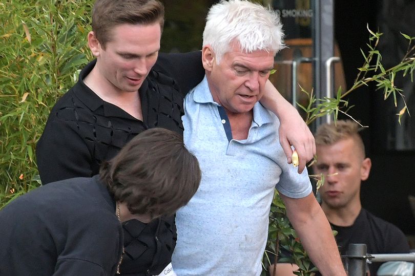 Phillip Schofield still hasn't kicked vaping despite it leaving him ...