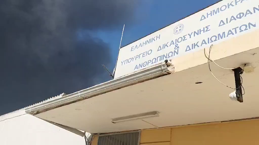 Αχαΐα: Η φωτιά απειλεί το κατάστημα κράτησης στην Πάτρα