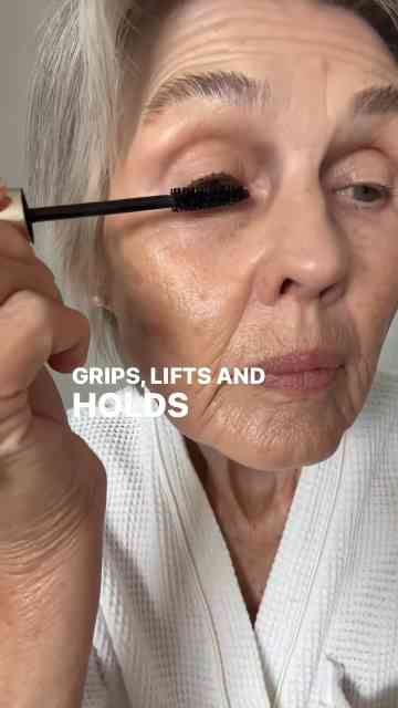 How to Prevent Mascara from Smudging and Flaking?