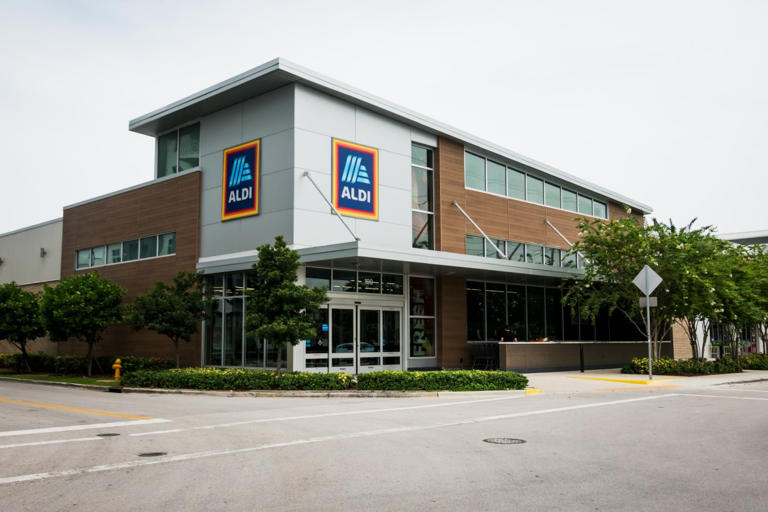 Aldi’s $17 reversible cast-iron griddle is a gameday game-changer