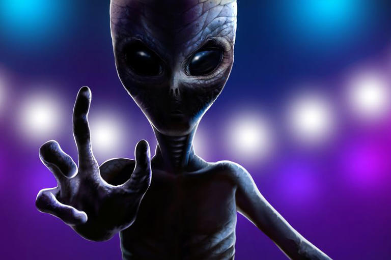 Humans have 116 days until 'alien spaceship' reaches Earth as 'it could ...