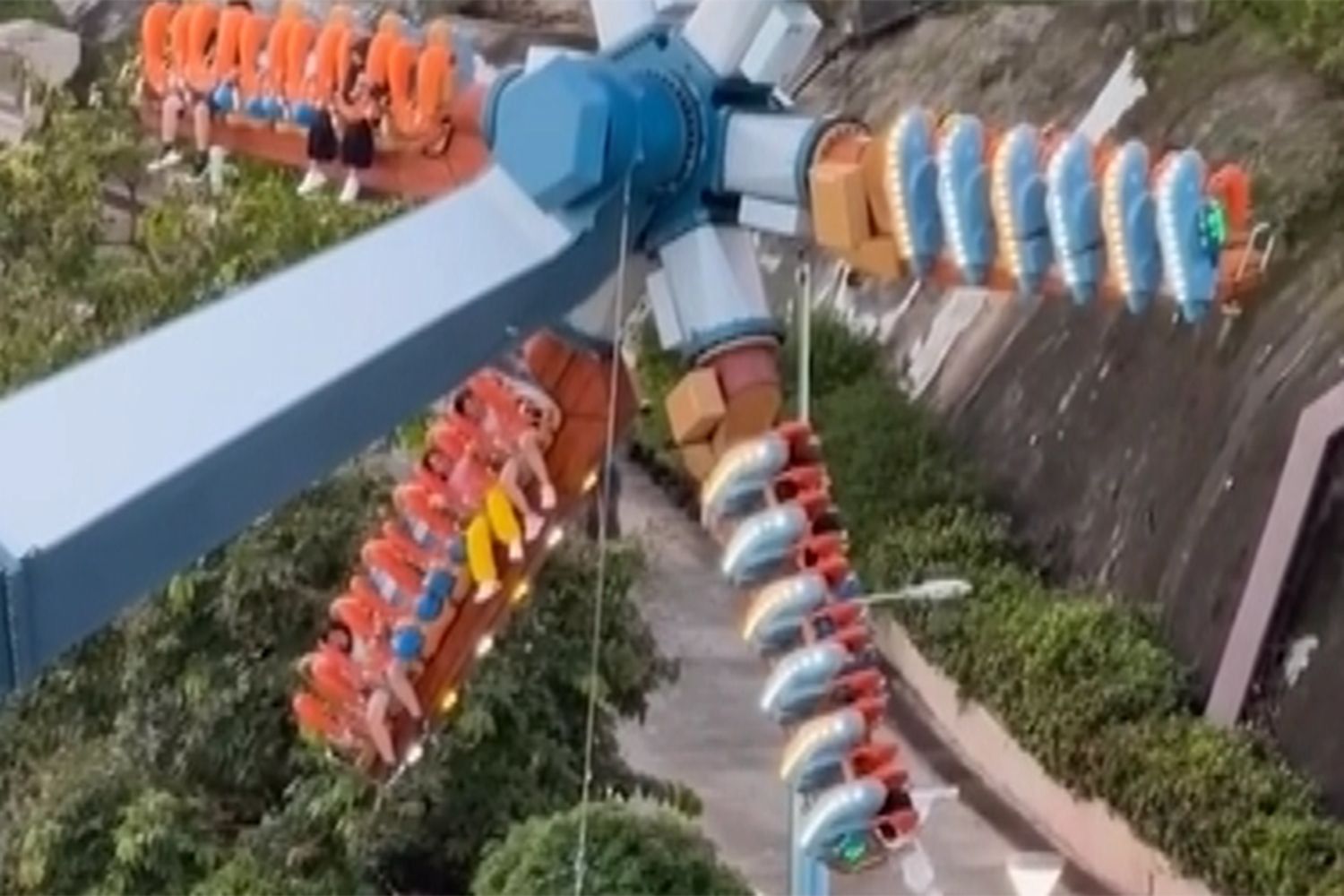 Riders Stranded in Mid-Air for Over an Hour After Theme Park Ride ...